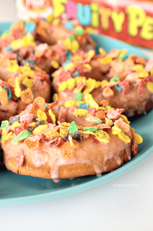 Baked Strawberry Donuts with Strawberry Glaze and Fruity Pebbles ...